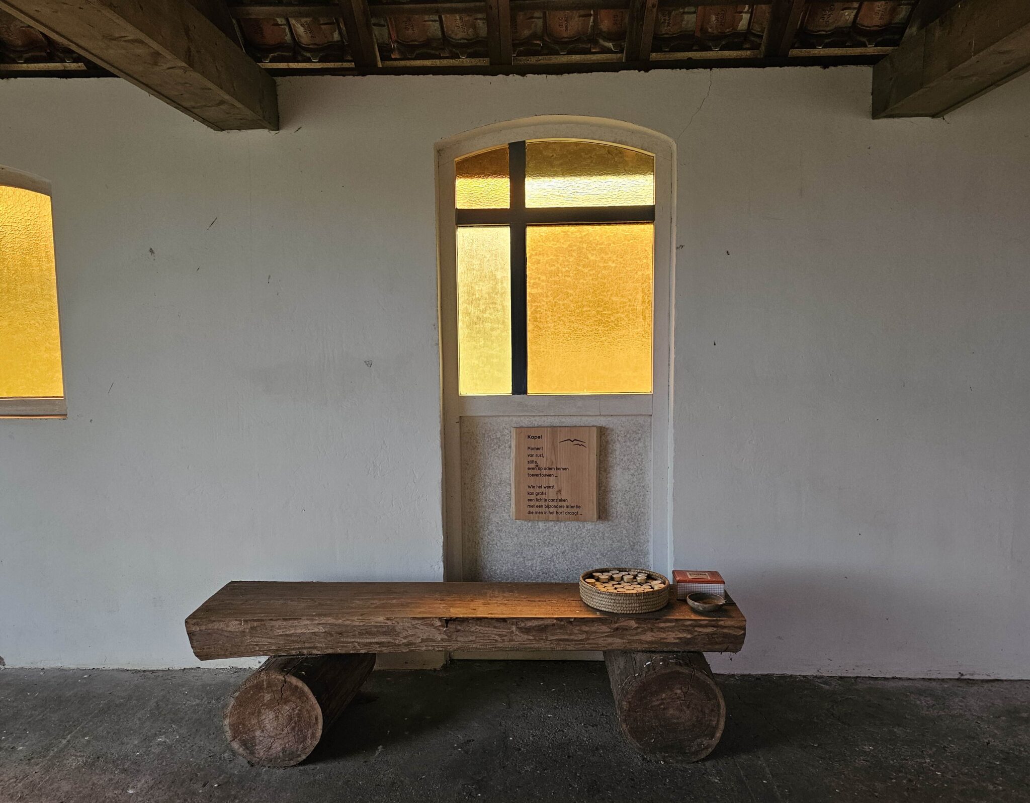 Een moment van rust en bezinning in de kapel - Natuurbegraafplaats ...